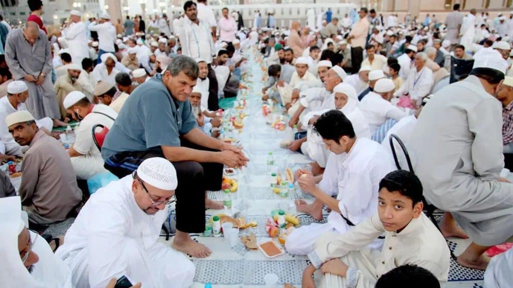 Netizens Rave About Saudi Arabia's Iftaar Package with 500 Riyals Note ...