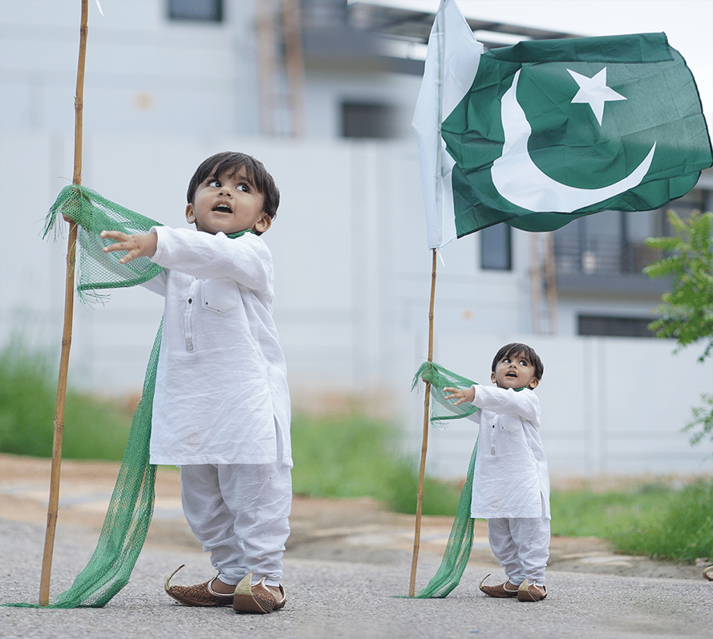 Adorable Kid Holding Huge Pakistani Flag Leaves Internet in Awe ...