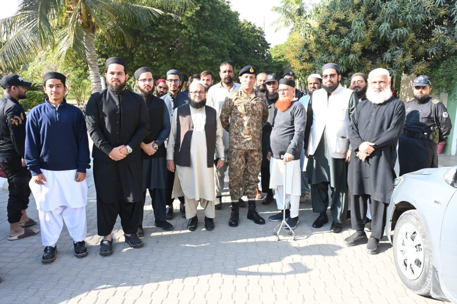 DG ISPR visits Jamia Darul Uloom, Receives warm Welcome by Mufti Taqi ...